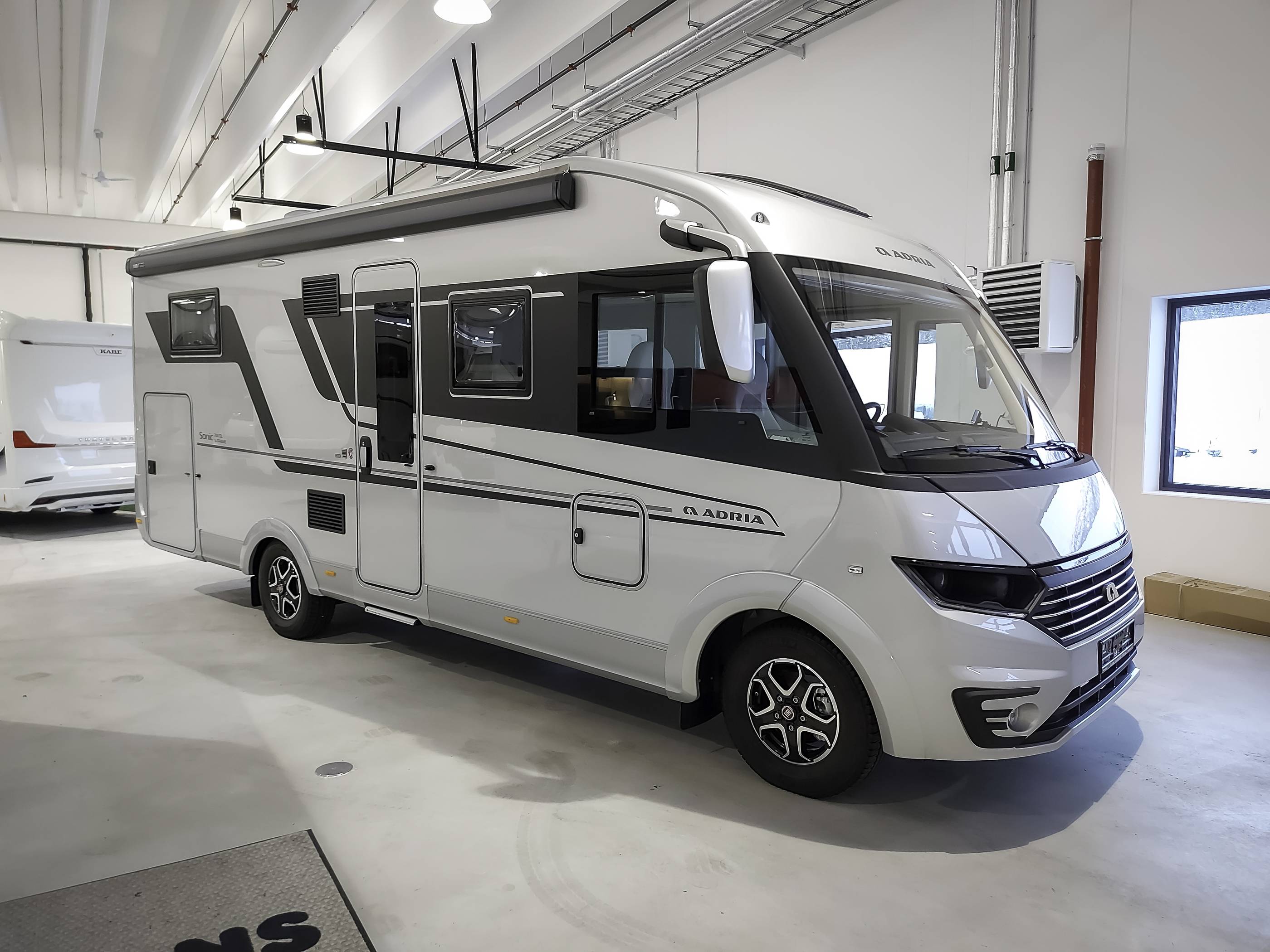 Adria Sonic Supreme 700 DL 2023 Bobiler