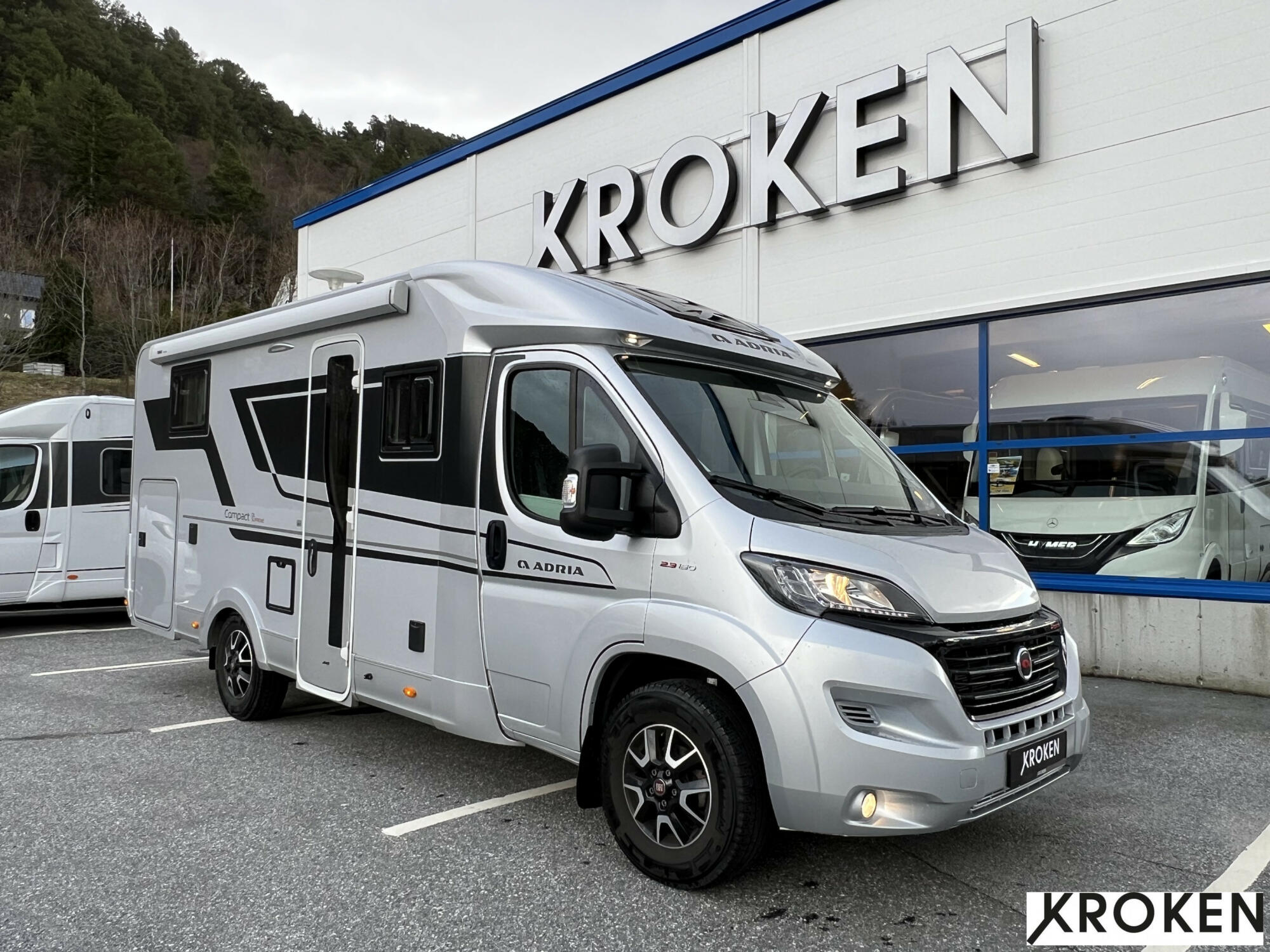 Adria COMPACT SUPREME DL Face to face | 9-trinns automat | Litium ...